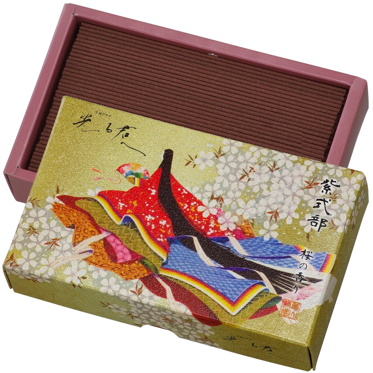 衣に焚きしめるなど、様々に香りを楽しんでいた平安貴族の優雅な“香”の世界を桜の香りで表現しました。 匂い袋に用いられる白檀、丁子、桂皮、龍脳、大茴香をベースに古代から神聖な香りとして使われる乳香を調合。 乳香の甘い香りは粉おしろいのパウダリ...