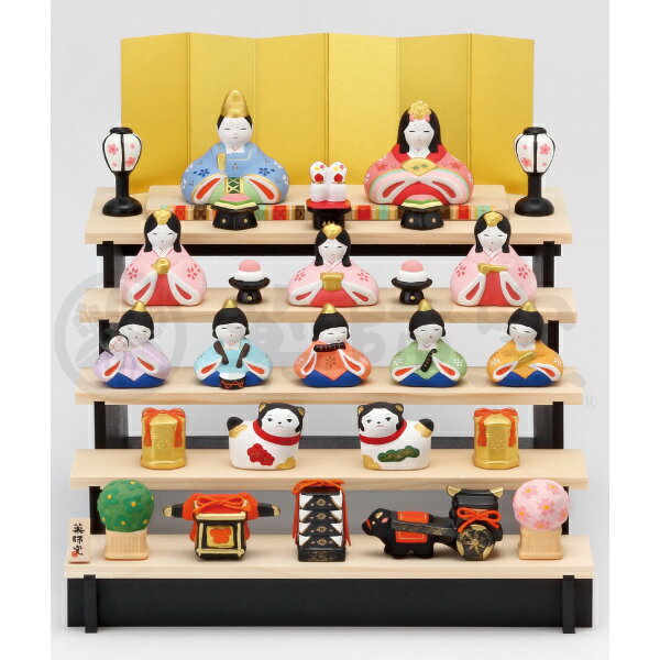 商品詳細 【サイズ】高さ　男6cm・女5.5cm（※高さは陶器本体の寸法です） （飾り段）高さ15.5cm×横巾25cm ※化粧箱入りです ※モニターによって色あいが異なって見える事があります。 ※商品はすべて手作りの為、色合いや質感が実際...