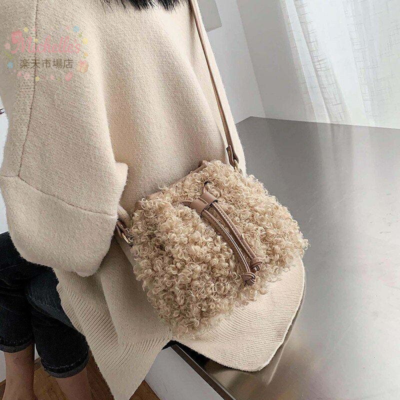 商品詳細　　 重さ：0.27kg 材質：PU　棉ポリエステル 内容：ショルダーバッグ サイズ 横：約21cm 　　 高さ:約18cm 厚さ:15cm　　 ストラップ....約110cm 生産国：China ●色合いはモニター環境により若干の...