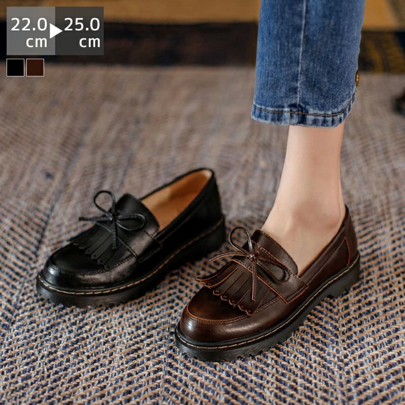 STAFFCOMMENT ローファー 綺麗に見えて歩きやすいデザイン トレンドに左右されないベーシックなローファーを作りたいという思いから誕生しました モチーフを華奢なビットにし、ON/OFF問わず活躍するデザインにしました。 オフィスカジ...