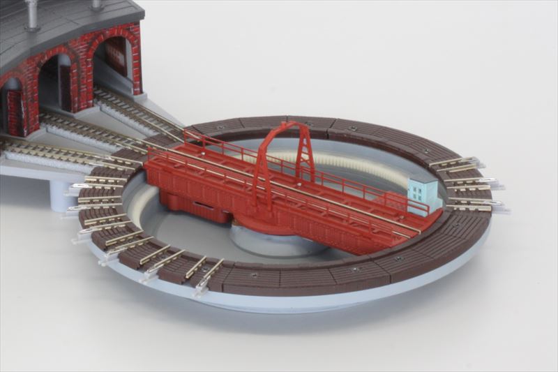 ロクハン1/220スケール、ターンテーブル。レイアウトを作成し、蒸気機関車の運転を楽しむのに欠かせないアイテムです。ターンテーブルコントローラーを、ロクハントレインコントローラーに接続する場合、電源はトレインコントローラーより供給できますの...