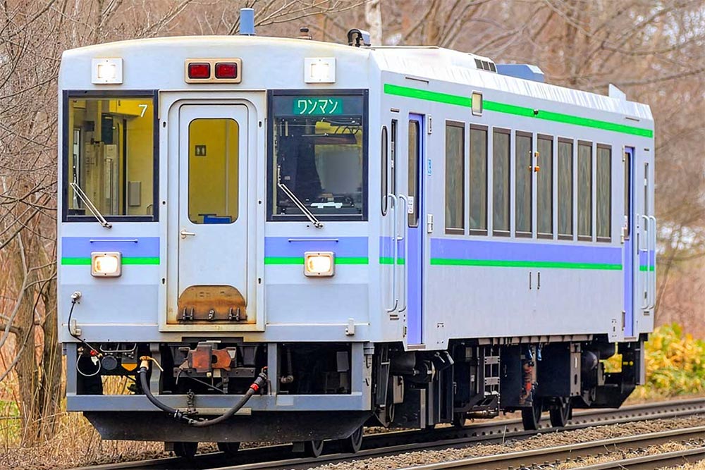 JR北海道キハ150形は1993年に登場した北海道地区専用車両です。使用線区により0番代と100番代があり、外観上は側面窓の形状が大きく異なります。0番代では北海道地区で初めて冷房装置を搭載した他、ワンマン運転に対応した設備やバス用の汎用部...