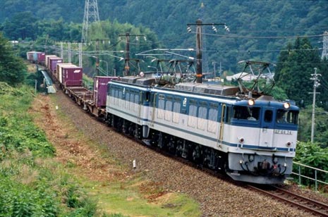 EF64は勾配線区向けに1964年に登場し、平坦区間でも使用されるほど汎用性が高い直流電気機関車ですJR貨物に継承された0番代は多くの車両は更新工事が行われ、塩尻機関区では2008年3月まで、愛知機関区では2013年3月まで活躍しました ●...