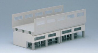 高架駅舎に連接する店舗部分の建物です。1階前面の広い通路、レストランや販売店、会議室などを再現した1・2階の店舗部分から構成されています。高架駅店舗用シールを看板などに貼ると一段とリアルさが増します。長さ124mmの高架駅店舗が2棟と、長さ...