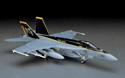 ■商品説明F/A-18E/F スーパーホーネットはF/A-18C/Dホーネットの発展型後継機です。 航続距離をのばすために胴体を86cm延長して燃料タンクを増設。さらに垂直尾翼にも燃料が積み込まれています。この重量増加は推力を増加させたエン...