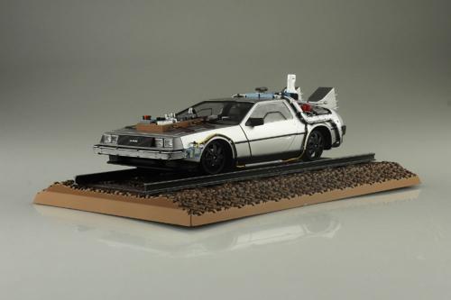 ■商品説明100年後の未来へBack to the future！大ヒットSF映画『バック・トゥ・ザ・フューチャー Part3』で、1885年から1985年に戻るためにタイムスリップの条件である約142km/hを出すため、線路の上を走れるよ...