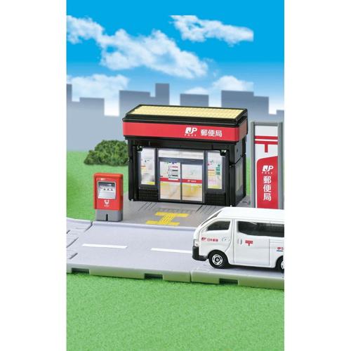 ■商品説明パッと開いてすぐ遊べるトミカタウンに郵便局が登場！ 日産 NV350キャラバン 貨物車付き！郵便局の駐車場にはトミカを駐車できます。ポスト、看板付き。組み立て、ラベル貼り不要で本体をパッと開くとすぐに遊べます。また遊ばないときは折...