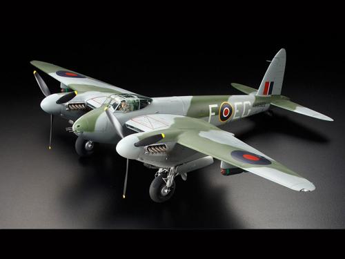 ■商品説明【｢驚異の木製機｣を圧巻のビッグモデルで】非武装の高速爆撃機として開発され、その優れた搭載能力と戦闘機にも優る高速性能によって第二次大戦中あらゆる任務に活躍したのが、イギリス空軍の木製多用途機モスキートです。数多くの派生型が誕生し...