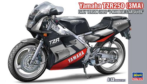 ■商品説明ブイマックスブルー/スターシルバーのTZR250前期型（3MA）を再現します。カウルのパーツカラーはホワイトです。デカール（マーキング）・前期型 ブイマックスブルー/スターシルバー■商品スペックメーカー：ハセガワ品番：21784サ...