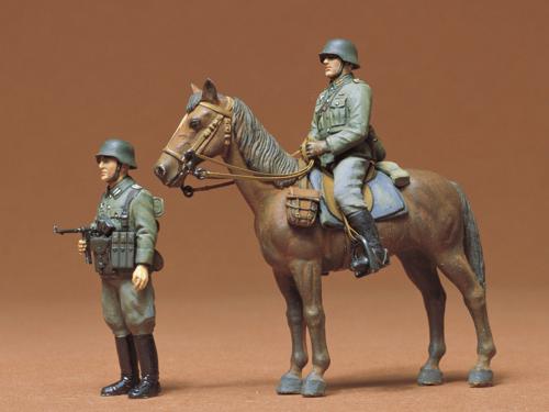 ■商品説明軍馬にまたがる第二次大戦中のドイツ陸軍将校をリアルに再現したプラスチックモデル組み立てキットです。自然なプロポーションでモデル化した静止姿勢の馬1体、乗馬中の将校1体に加え、立ち姿でMP40サブマシンガンを構える将校も1体セット。...