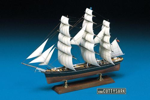 ■商品説明イギリス・クリッパー型貨物船『カティーサーク』1/350帆船シリーズは、世界の有名な帆船をお手頃な価格とコレクションしやすいサイズでモデル化したシリーズです。カティサークは1869年、イギリスのダンバードンで進水したティークリッパ...