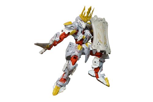 ■商品説明PLUMPMOAオリジナル「プラアクトシリーズ」より「アーサー」のバリエーション商品の「アンブロシウス」が西洋レリーフモチーフの特別デカールが付き、パッケージ新たに「プラアクト16：アンブロシウス極み鎧飾りVer.」として新登場！...