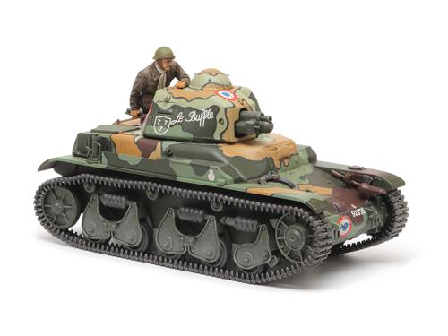 ■商品説明【強敵に立ち向かったフランスの主力軽戦車】第一次大戦末期に登場したフランス軍の軽戦車、ルノーFT17の後継車として1935年に採用されたのがR35です。車体は圧延鋼板製の下部に、3分割された鋳造製の上部をボルト止めして構成。同じく...