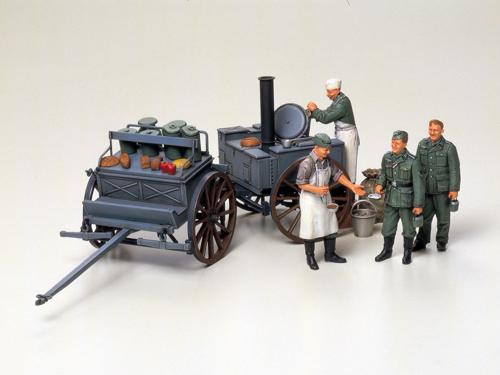 ■商品説明【情景を美味しく味付け、戦場のドイツ料理】第二次大戦中のドイツ軍によって広く使われた野戦炊事車と兵士を再現したプラスチックモデル組み立てキットです。調理材料や各種容器、非常食などが積み込まれたリンバーと後部に接続される大型シチュー...