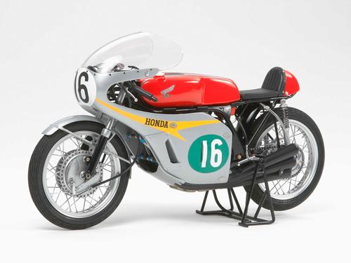 ■商品説明【伝説のマシンを最新金型により徹底解剖】1966年の世界ロードレースGP250ccクラスを制覇するためにHondaが開発した、究極とも言える6気筒エンジン搭載マシンがRC166です。250ccの排気量ながら並列6気筒DOHC4バル...