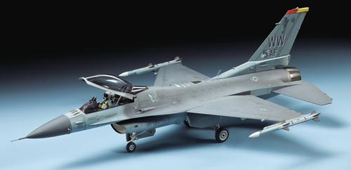 ■商品説明【アメリカ空軍の最強進化型】小型軽量で高性能な空戦戦闘機として誕生し、優れた基本設計と段階的な改良により強力な多用途戦闘機へと進化を遂げたのがアメリカ空軍のF-16です。その中でも1991年に登場したF-16Cブロック50は推力を...