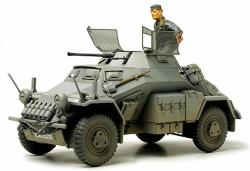 ■商品説明【ドイツ4輪装甲偵察車について】第二次大戦のヨーロッパ戦線や北アフリカ戦線で、その高速性能と路外性能を活かして偵察任務などに大きな働きを見せたのがドイツの4輪装甲偵察車Sd.Kfz/222です。手榴弾避けのメッシュカバーを備えるオ...
