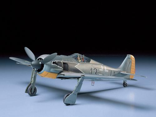 ■商品説明第二次大戦中盤から終戦まで、メッサーシュミットBf109と共にドイツ空軍の主力戦闘機として戦い続けたフォッケウルフFw190A-3戦闘機のプラスチックモデル組み立てキットです。ライバルのスピットファイアMk.Vを圧倒したというタフ...