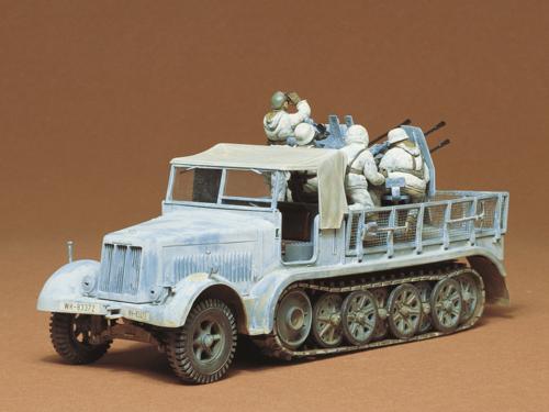 ■商品説明第二次大戦後期、対空防御の必要性が増すと共に、ドイツ軍は各種の対空兵器を搭載した自走砲を開発しました。8トンハーフトラック4連高射砲もそのひとつで、4連装された38型20mm高射砲の威力は、連合軍機に脅威を与えました。キットは1/...