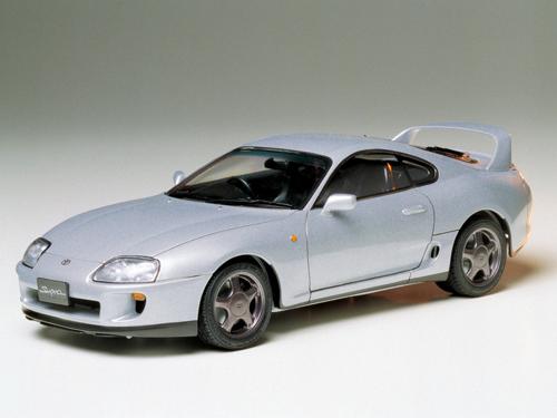 ■商品説明1993年2月のシカゴショーで発表された2代目スープラのプラスチックモデル組み立てキットです。大型のリヤウイングを装備した迫力のスタイルを実車そのままに再現。ヒンジにより開閉できるボンネットを開ければ、ハイパワーを主張するストレー...