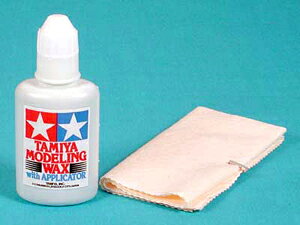 ■商品説明光沢塗装面のツヤ出し・保護に最適です。 液状で作業がしやすく、塗って軽くふき取るだけでしっとりした深みのあるツヤをモデルに与えます。 また指紋やホコリがつきにくくなります。■商品スペックメーカー：タミヤ品番：87036スケール：該...