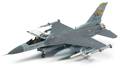 ■商品説明【F-16CJに豊富な兵装パーツをセット】小型軽量で高性能な空戦戦闘機として誕生し、段階的な改良により強力な多用途戦闘機へと進化を遂げたのがアメリカ空軍のF-16です。その中でも1991年に登場したブロック50は推力を一段と向上さ...