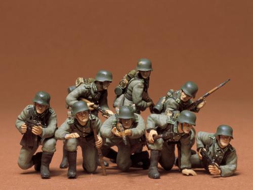 ■商品説明戦車と共同して作戦を展開するドイツ軍兵士を再現したプラスチックモデル組み立てキットです。Kar98Kライフルを持った重装備の兵士6体とMP40短機関銃を持った下士官2体の計8体をセット。戦車上部に搭乗して進撃中の動きにあふれた姿を...