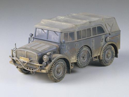 ■商品説明第二次大戦中、兵員輸送や火砲の牽引など様々な任務に使用されたドイツの大型軍用車ホルヒ・タイプ1aのプラスチックモデル組み立てキットです。側面に予備タイヤを備える独特な車体、複雑な足まわりなど立体感豊かに再現しました。フロントウィン...