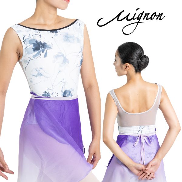 繊細な水彩フラワーが描かれた、ミニヨンオリジナルのバレエレオタード。 上品な色合いと女性らしいラインで、スタジオでのレッスンや発表会を華やかに彩ります。 ◆デザイン 清楚なホワイトベースに、ネイビー＆グレーのフローラルプリント。 ボートネッ...