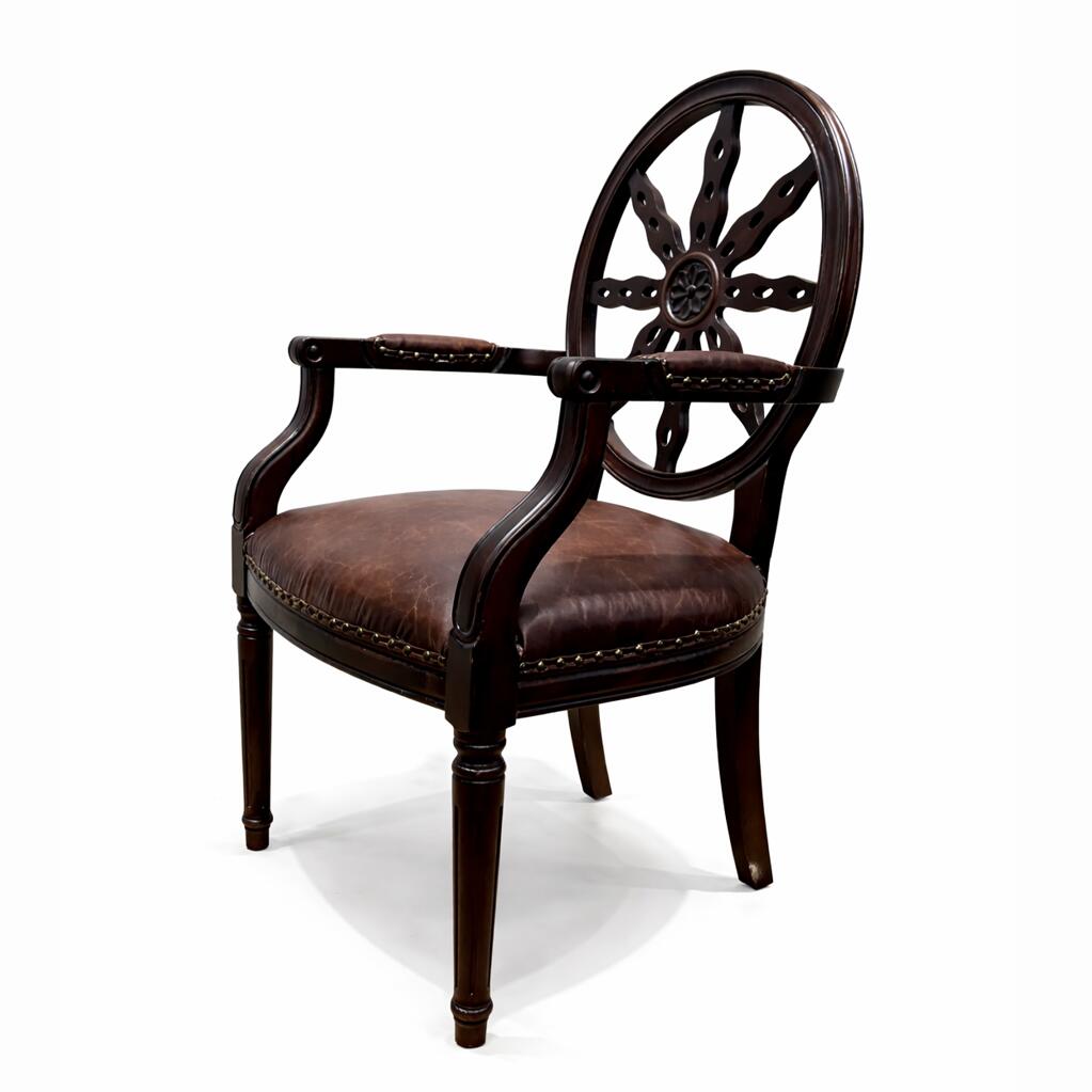 重厚感のある木製フレームと、深みのあるレザー調座面が印象的なアンティーク調アームチェア。 円形デザインの背もたれは、クラシックでありながら個性があり、空間に置くだけで上質な雰囲気を演出します。 座面には本革をしており、使い続ける事で革により...