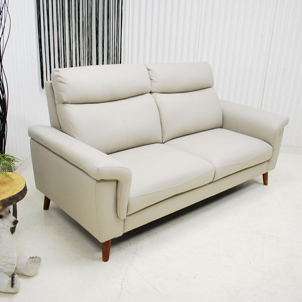 商品情報サイズ横幅182cm×奥行93cm×高さ95cm　座面高さ47cm背もたれなしの高さ62cm脚の高さ15cm多少の誤差はお許しください。材質合皮レザーウレタンフォーム、Sバネ、ウェービングベルト、シリコンフィル一部変更がある場合が御...