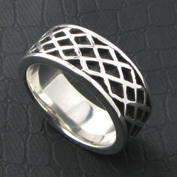 斜めに交差するラインが刻まれたシルバー製リングです 網目の様な、小さなダイヤ柄がたくさん入ったようなシンプルデザイン★ いぶしが利いているので柄がくっきり！ 幅広いファッションに合わせられます！ 素材 silver925 幅 約8mm 厚み...