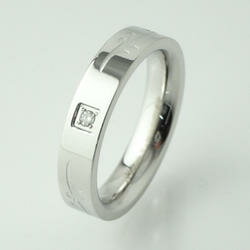 【送料無料】 シルバーより傷つきにくく、アレルギーも少ないと言われるステンレスのシンプルリング 中央にはダイヤモンドをセット サイドには伸びやかな唐草模様をデザインしました リングの内側を指あたりのいいように成形した丁寧なつくりのリングです...
