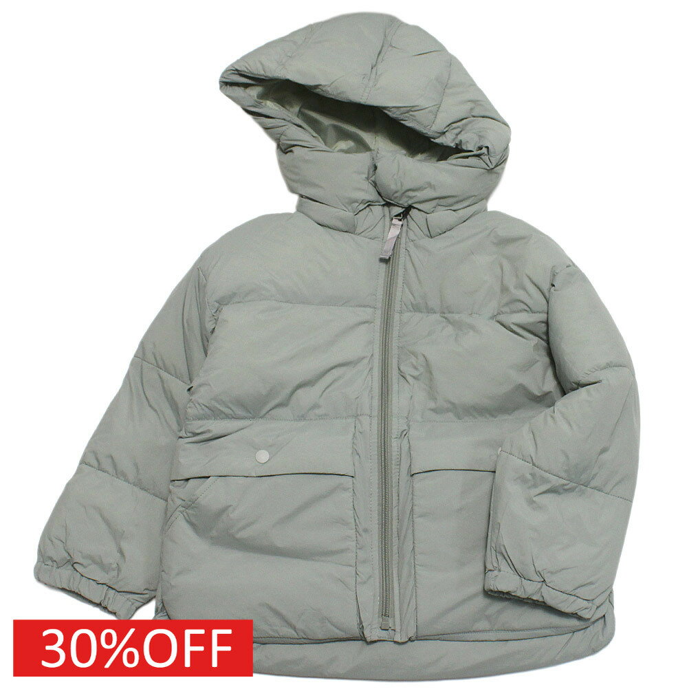 “エフオーキッズ”のふわ軽インサレーションジャケット・ワッシャータフタ素材と軽量ボール綿で「ふわ軽」な着心地・ポケットの内側には起毛トリコットを使用・ポケットは横からも手を入れられる実用的な仕様・ユニセックスデザインで、様々なコーディネート...