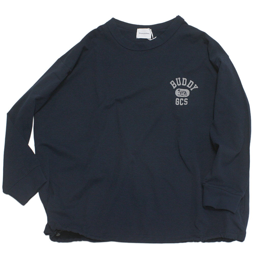 “グルーヴィーカラーズ”のPTTテンジク DRAWSTRING L/S TEE・裾にドローコードがついたワイドシルエットの長袖Tシャツ・左胸にカレッジ風のグラフィティとスケボー犬をプリント・PTTポリエステル天竺を使用・吸水速乾、ストレッチ...