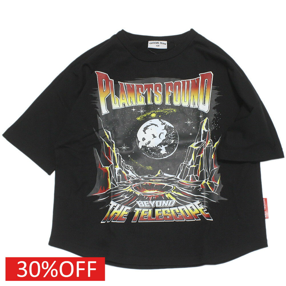 “オフィシャルチーム”の惑星グラフィック 7分袖Tシャツ・ドロップショルダーのゆったりシルエット・着丈は短めでレイヤードもおすすめ・惑星のイラストが個性光るプリント・肌さわりの良いコットン天竺素材を採用しています本体　綿100%リブ　綿95...