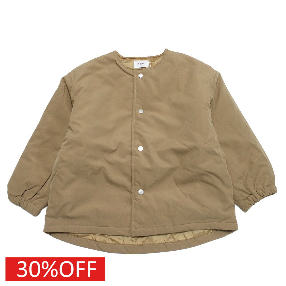 “フォブ”のノーカラージャケット・コーディネートを選ばないシンプルな中綿入りアウター・ノーカラーですっきりとした首元・軽量かつ速乾性もあるポリエステルタフタを採用・両サイドにポケットを配置・袖口は風を通しにくいゴム仕様・リンクコーデもオスス...