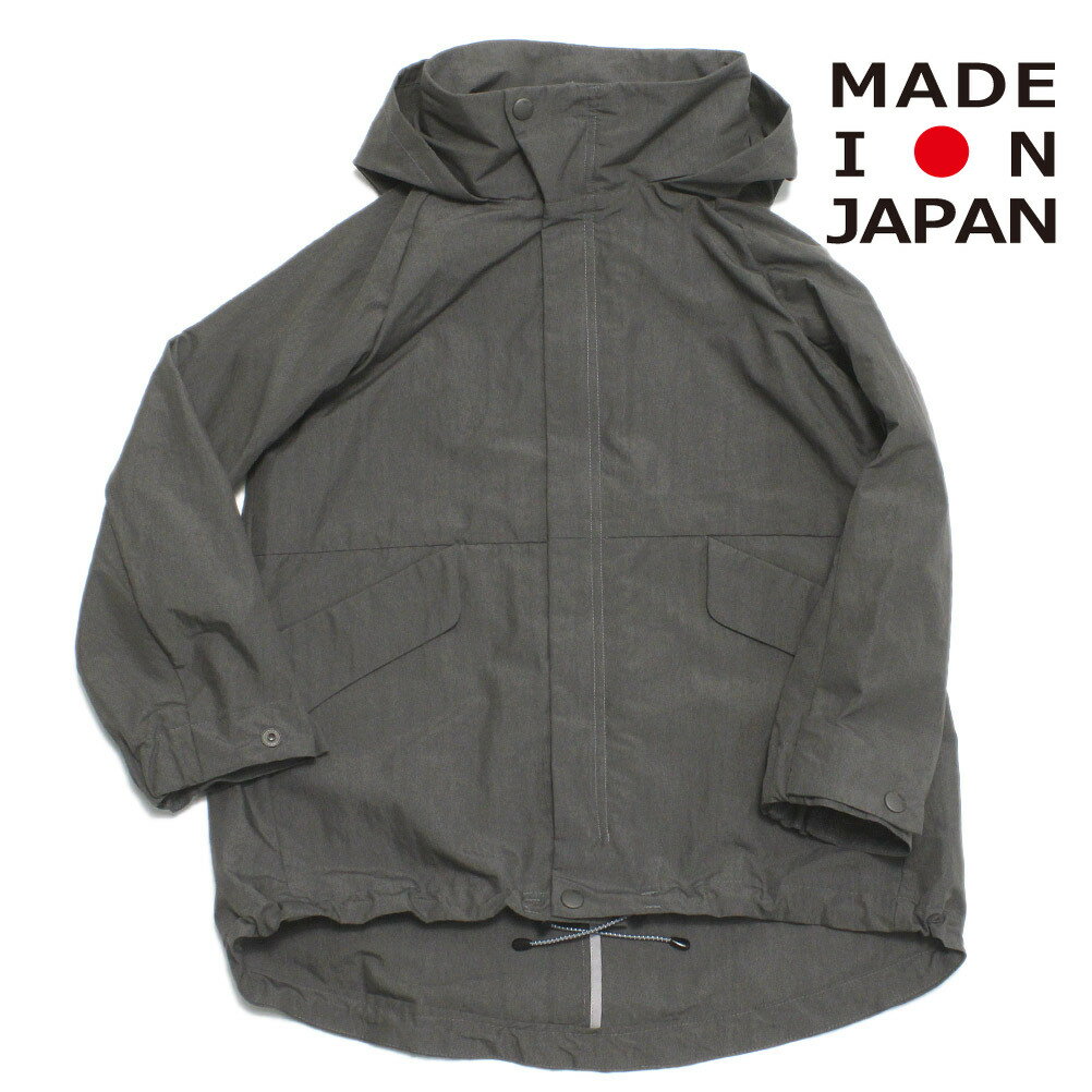 “マウンテン”のC/N field コート・ミリタリーテイストの1重仕立てのハーフコート・撥水性のあるコットンナイロンのタイプライターを使用・軽量で羽織に便利なアイテム・フードは衿に収納可能・裾にはシルエットの変化を楽しめるドローコード付き...