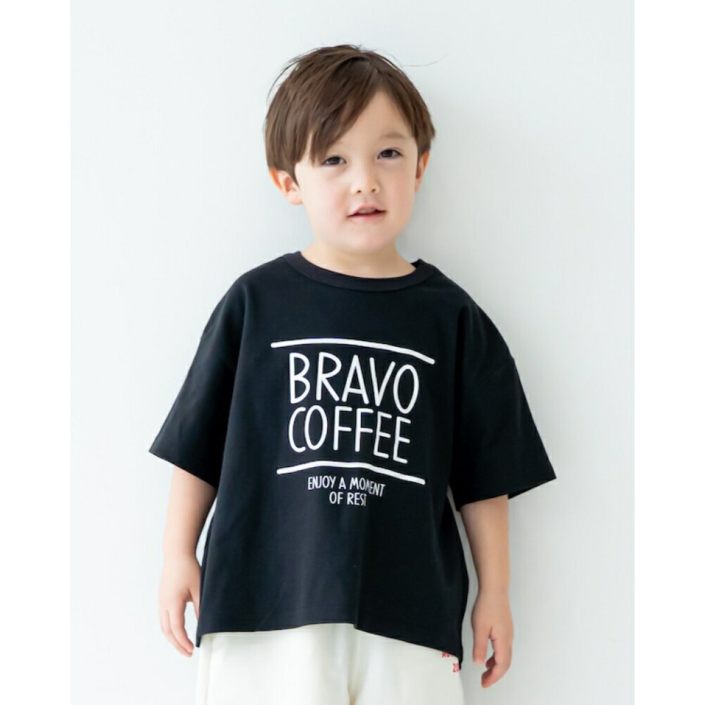 “フォブ”のBRAVO Tシャツ【5月入荷予定】・手書きタッチなフォントデザイン・シンプルだけど存在感ありなメッセージT・ゆったりとしたリラックスシルエット・インナーの重ね着もおすすめなラウンドテール・生地は肌当たりの優しい綿の21天竺素材...