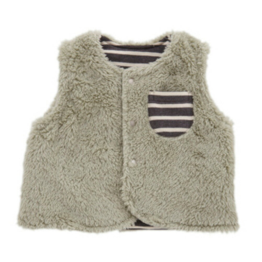 “オーシャン＆グラウンド”のウラボアリバーシブルベビーベスト・リバーシブルで着用できるボアベスト・ドット&ボーダー地で切り替えたポケットがポイント・柔らかなボア面は見た目も暖かく着心地柔らか・どちらの面も使いやすい配色の便利な1着・スナップ...