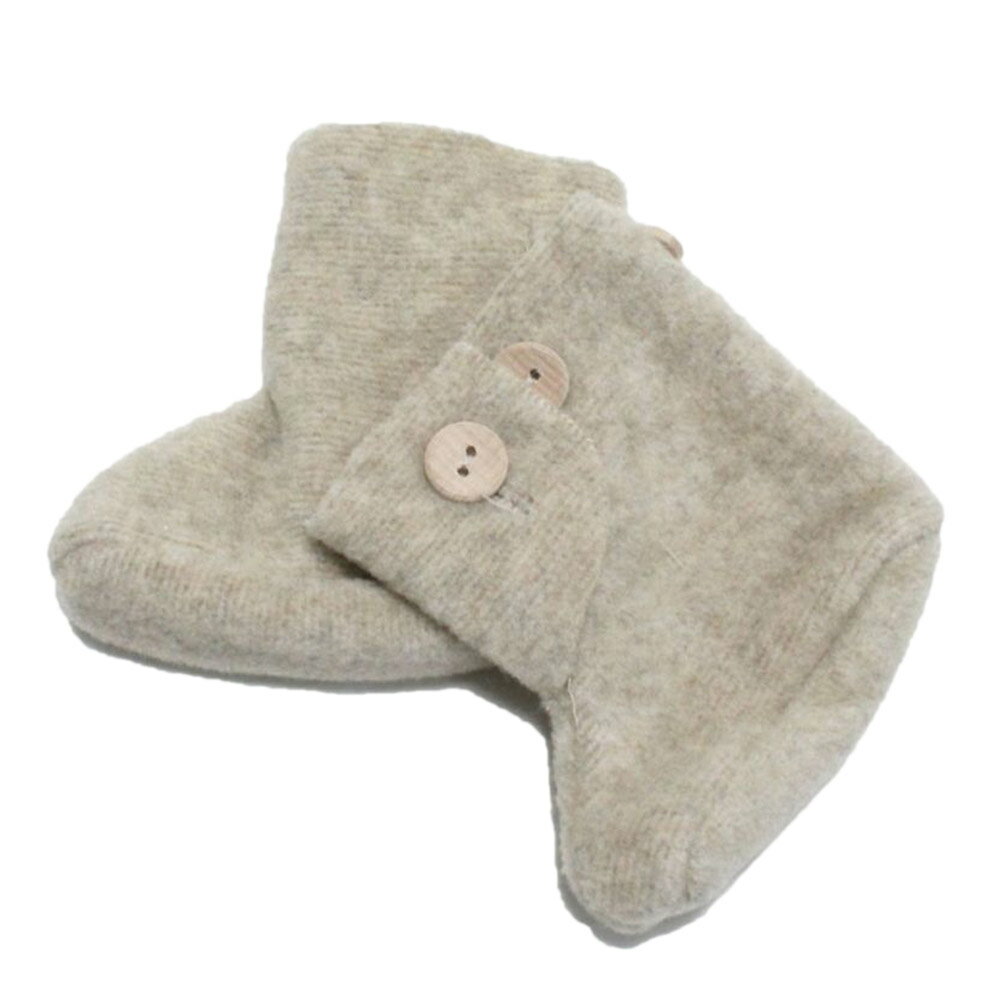 “ワンモア イン ザ ファミリー”のNOEMIE(ソックス)・保温性に優れた起毛素材のソックス・ふんわりとソフトな肌触りでストレスフリーな穿き心地・ボタンで2段階調節が可能・ボタンは木製で温かみのある雰囲気・ナチュラルなカラーリングでギフト...