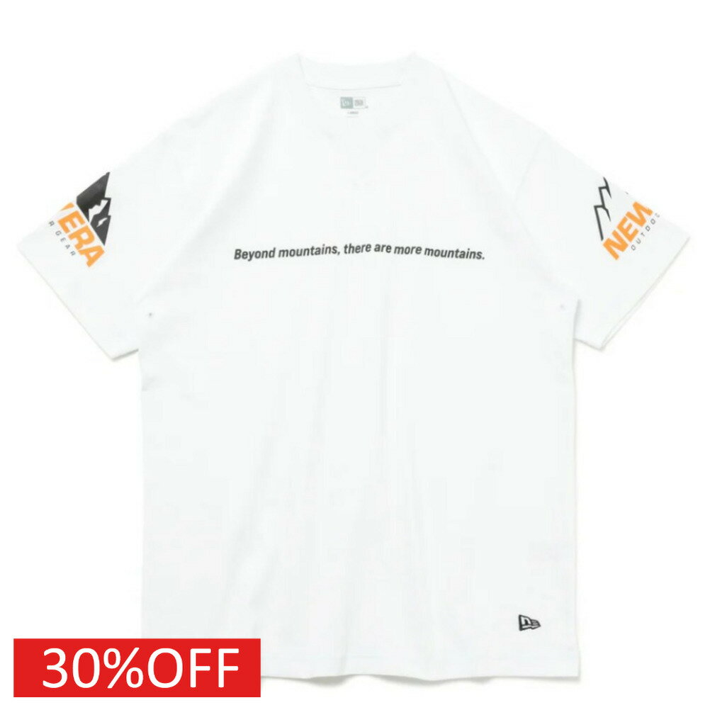 “ニューエラ”の【OUTDOOR】 BEYOND MTN SS CT TEE・袖にアウトドアをモチーフにしたロゴをデザイン・ネックにはガセットをセット・脇下にもアイレット刺繍を施し機能的に・裾にはアイコンであるフラッグ刺繍も・ボディはレギュ...