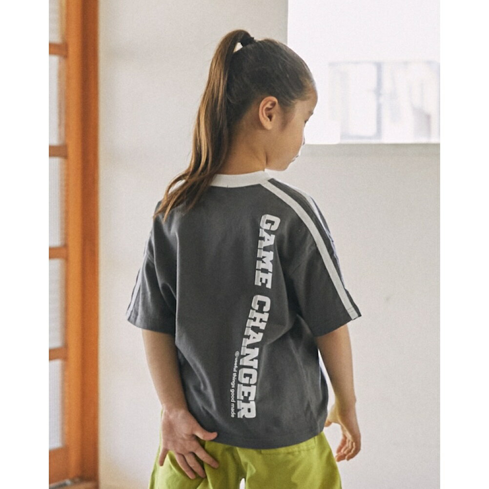 “ジェネレーター”のGAME CHANGER Tシャツ【3月入荷予定】・肩にラインテープをプラス・スポーティな印象のプリントTシャツ・ボディはオーバーサイズシルエット・ゆったりラフな着こなしが可能・生地は綿の20/-OEカットソー天竺MOD...