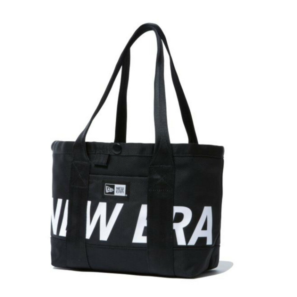 “ニューエラ”のNE PRNT TOTE BAG MINI(6L)・しっかりとした素材感・内側にポケットが2つ・メインポケットはファスナー付き・アウトドアなどにもアクティブ使用可能・フロントポケット上部には多目的に利用できるループ・サイドに...