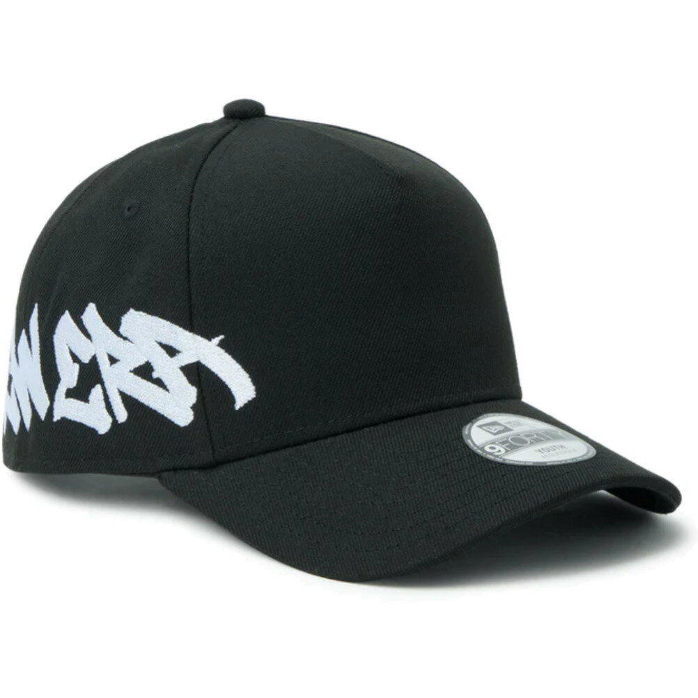 “ニューエラキッズ”のYOUTH 9FORTYAF ESSENTIAL WORDMARK CAP・ライトサイドの大胆なロゴ使いが目を引くアイテム・9FORTYをの上部をつまんだ独特のシルエットが特徴の9FORTY A-Frame・フロントパ...