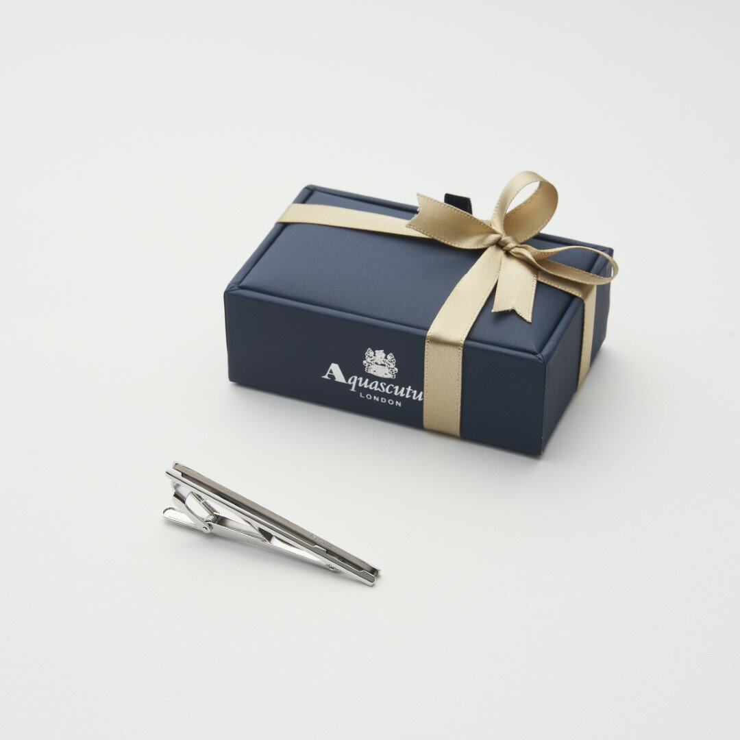 アクアスキュータム 2パーツコンビネーション タイバー｜モダンな輝きでVゾーンを格上げ 　ネクタイピンは、着用する方のセンスを映し出す重要なアイテムです。さりげない小物使いにこそ、上質さとデザインへのこだわりが光ります。 　このアクアスキュ...