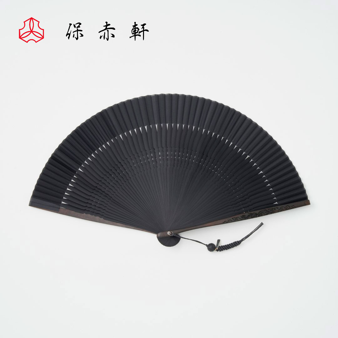 多幸60間 親黒檀彫刻 龍（桐箱・扇子袋セット） 黒檀の重厚な龍彫刻と60間の骨が織りなす、至高の機能美。 　東京・青山の扇子工房「保赤軒」が手がける、守護と繁栄の願いを込めた格別のモデル。非常に硬質で希少な銘木「黒檀」を親骨に使用し、力強...