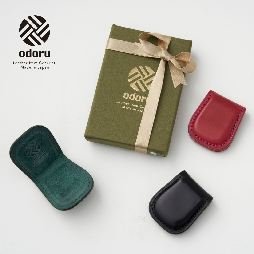 odoru olive label コードバン×ALASKA ペーパークリップ（MAGNET） ふたつの最高峰レザーが織りなす、静かな美しき対比。コードバンの透明な艶とアラスカの雪解けを愉しむ、大人のための小さな相棒。 　外装には“革のダイ...