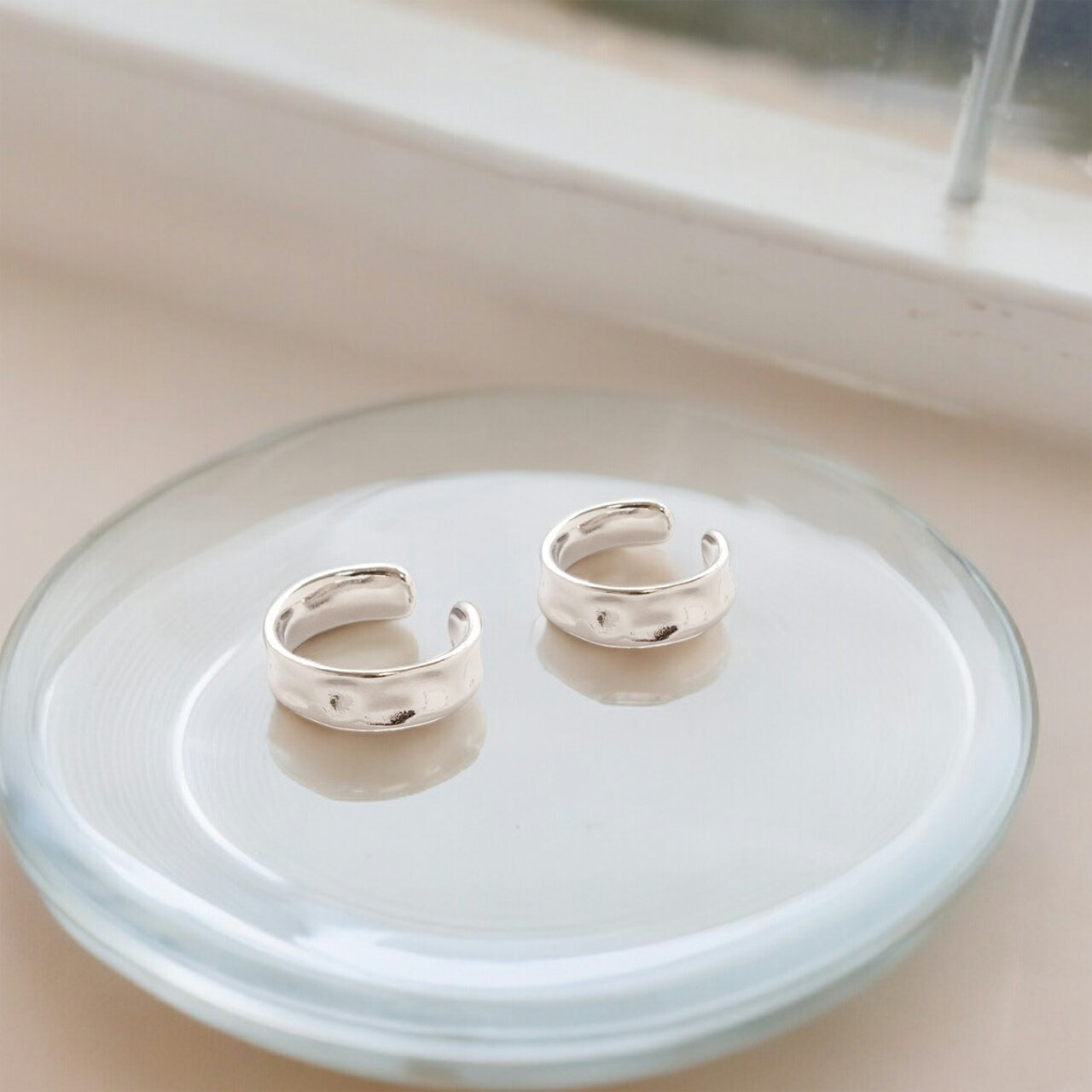 商品名 un（アン） 商品内容 イヤーカフ 1セット2個入り サイズ 直径：約13mm 素材 銅 カラー シルバー 注意 ※イヤーカフは耳にはさむ部分を広げたり縮めたり多少変形するようにできています。耳の形に合わせてご使用ください。その際、...