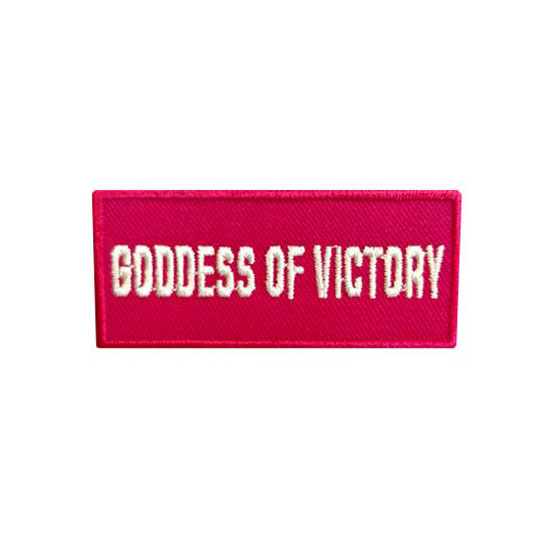 ※こちらの商品はラッピング不可となっております。 NIKKE 勝利の女神 GODDESS OF VICTORY (勝利の女神)パッチ 某NIKKEでよくみるアレです。 使いやすいサイズとなっております。 サイズ：65mm X 30mm